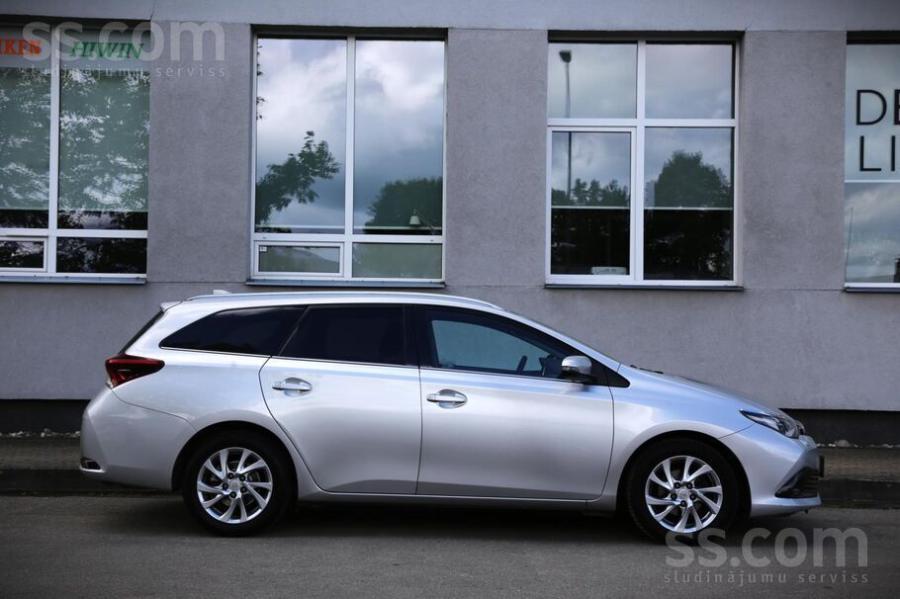 Grey Toyota Auris 2015 in Riga, with an engine capacity of 1.60 L and mileage of 198 thousand km for 7295 €, photo 4 on AUTOMOTO.COM.LV
