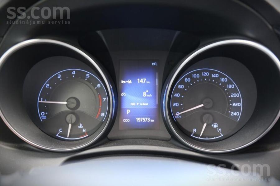 Grey Toyota Auris 2015 in Riga, with an engine capacity of 1.60 L and mileage of 198 thousand km for 7295 €, photo 8 on AUTOMOTO.COM.LV