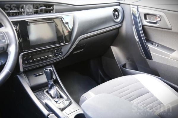 Grey Toyota Auris 2015 in Riga, with an engine capacity of 1.60 L and mileage of 198 thousand km for 7295 €, photo 9 on AUTOMOTO.COM.LV