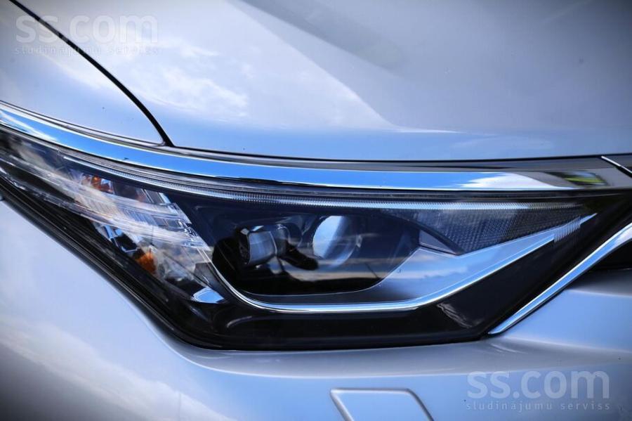 Grey Toyota Auris 2015 in Riga, with an engine capacity of 1.60 L and mileage of 198 thousand km for 7295 €, photo 21 on AUTOMOTO.COM.LV