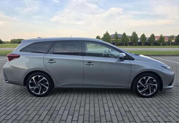 Grey Toyota Auris 2015 in Panevezys, with an engine capacity of 1.80 L and mileage of 163 thousand km for 10999 €, photo 6 on AUTOMOTO.COM.LV