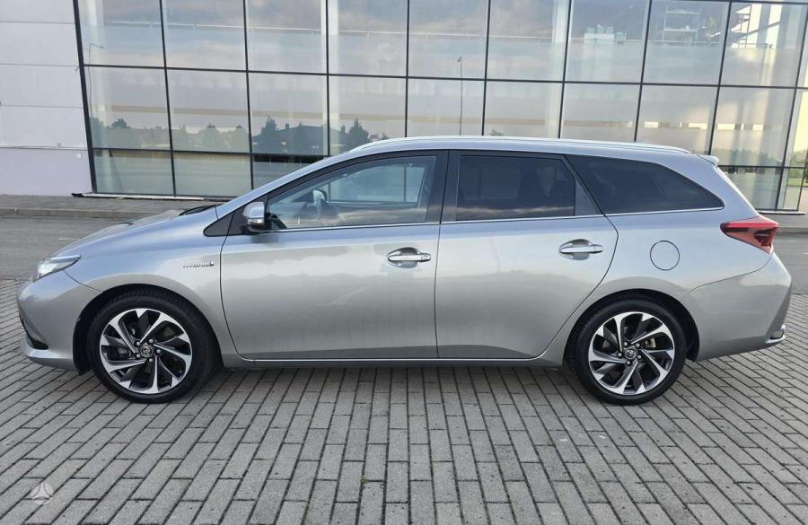 Pelēks Toyota Auris 2015 Panevēža, ar dzinēja tilpumu 1.80 L un nobraukumu 163 tūkst. km par 10999 €, foto 3 vietnē AUTOMOTO.COM.LV