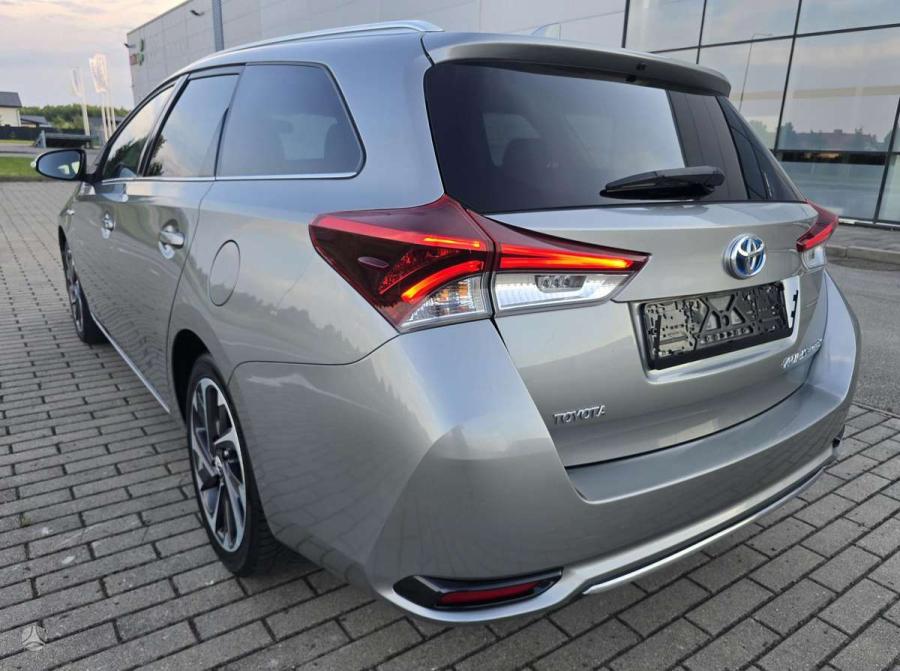 Pelēks Toyota Auris 2015 Panevēža, ar dzinēja tilpumu 1.80 L un nobraukumu 163 tūkst. km par 10999 €, foto 4 vietnē AUTOMOTO.COM.LV