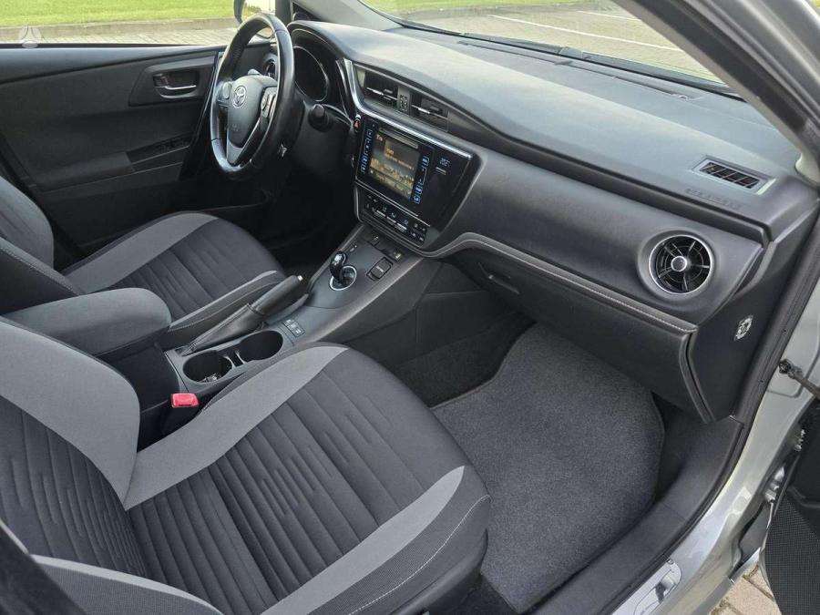 Pelēks Toyota Auris 2015 Panevēža, ar dzinēja tilpumu 1.80 L un nobraukumu 163 tūkst. km par 10999 €, foto 12 vietnē AUTOMOTO.COM.LV