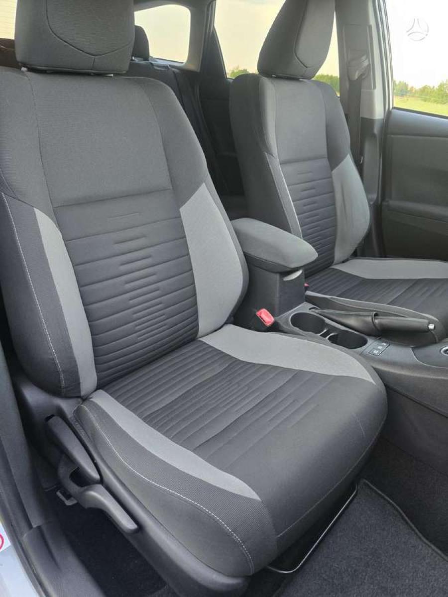 Pelēks Toyota Auris 2015 Panevēža, ar dzinēja tilpumu 1.80 L un nobraukumu 163 tūkst. km par 10999 €, foto 13 vietnē AUTOMOTO.COM.LV