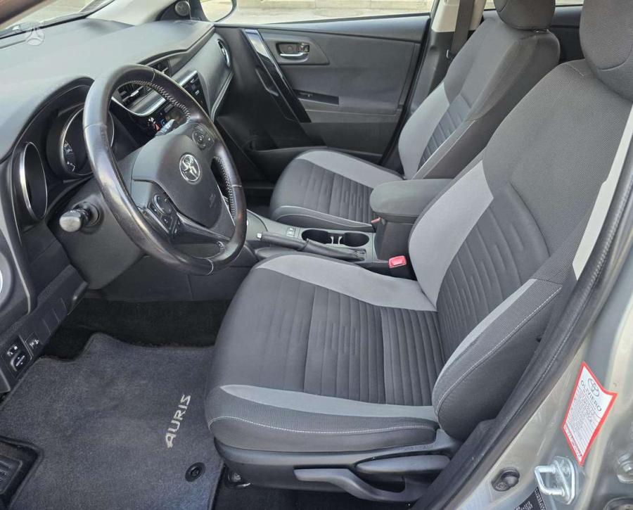 Pelēks Toyota Auris 2015 Panevēža, ar dzinēja tilpumu 1.80 L un nobraukumu 163 tūkst. km par 10999 €, foto 16 vietnē AUTOMOTO.COM.LV