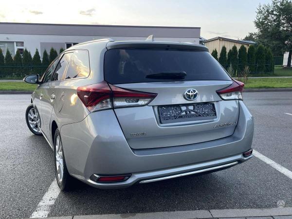 Pelēks Toyota Auris 2015 Viļņa, ar dzinēja tilpumu 1.80 L un nobraukumu 213 tūkst. km par 8450 €, foto 2 vietnē AUTOMOTO.COM.LV
