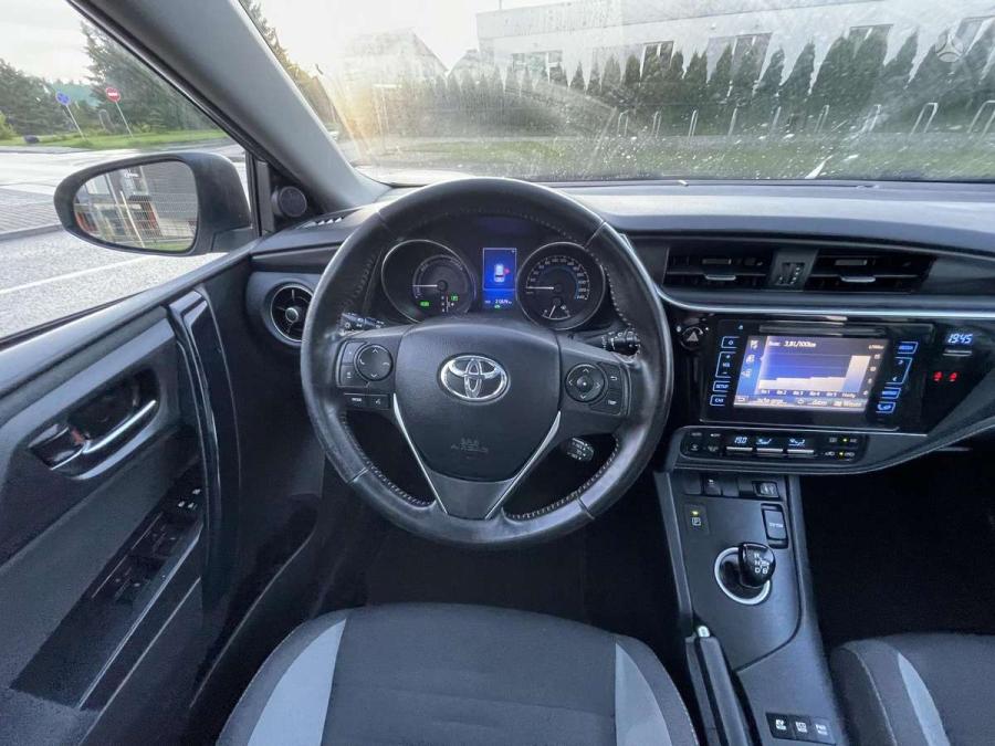 Pelēks Toyota Auris 2015 Viļņa, ar dzinēja tilpumu 1.80 L un nobraukumu 213 tūkst. km par 8450 €, foto 24 vietnē AUTOMOTO.COM.LV