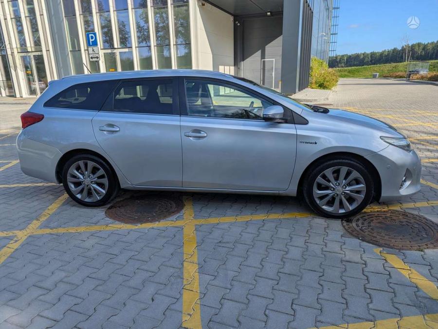 Grey Toyota Auris 2015 in Vilnius, with an engine capacity of 1.80 L and mileage of 253 thousand km for 8900 €, photo 3 on AUTOMOTO.COM.LV