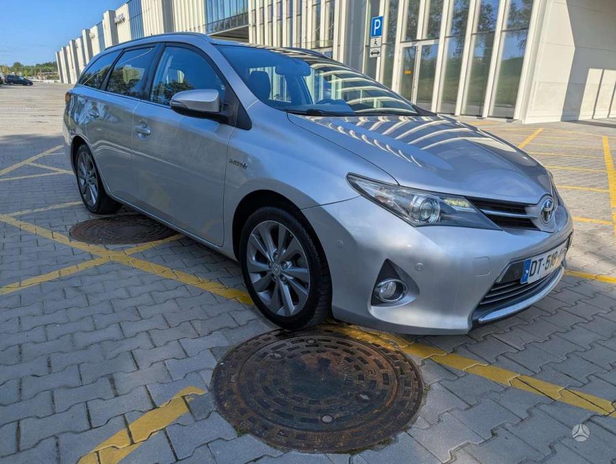 Grey Toyota Auris 2015 in Vilnius, with an engine capacity of 1.80 L and mileage of 253 thousand km for 8900 €, photo 4 on AUTOMOTO.COM.LV