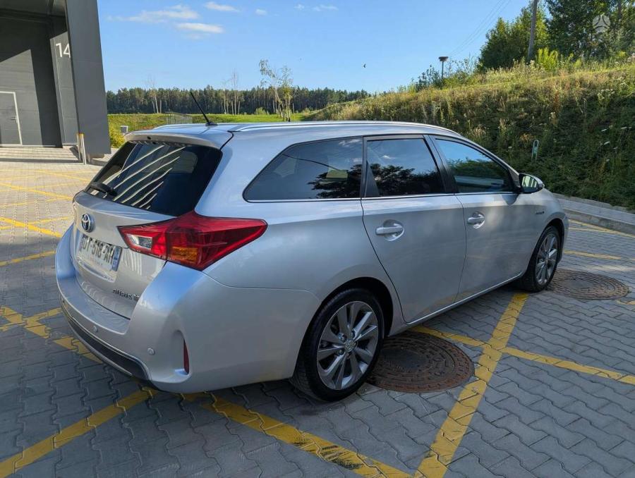 Grey Toyota Auris 2015 in Vilnius, with an engine capacity of 1.80 L and mileage of 253 thousand km for 8900 €, photo 6 on AUTOMOTO.COM.LV