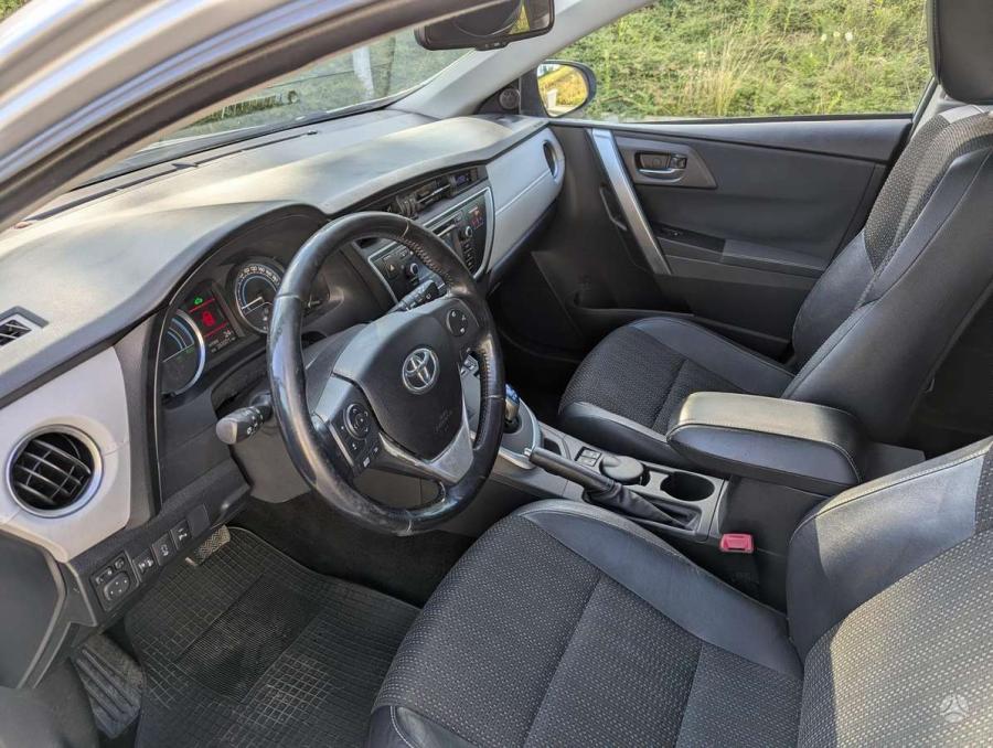 Grey Toyota Auris 2015 in Vilnius, with an engine capacity of 1.80 L and mileage of 253 thousand km for 8900 €, photo 8 on AUTOMOTO.COM.LV