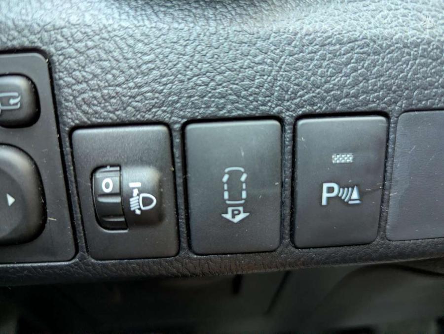 Grey Toyota Auris 2015 in Vilnius, with an engine capacity of 1.80 L and mileage of 253 thousand km for 8900 €, photo 10 on AUTOMOTO.COM.LV