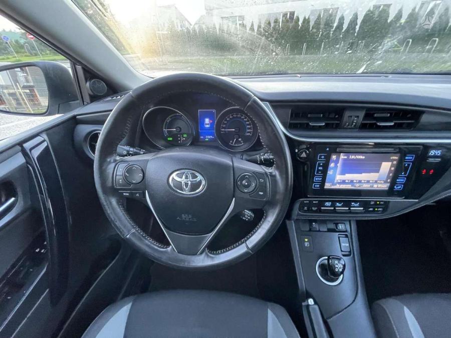 Pelēks Toyota Auris 2015 Viļņa, ar dzinēja tilpumu 1.80 L un nobraukumu 212 tūkst. km par 8999 €, foto 4 vietnē AUTOMOTO.COM.LV