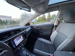 Pelēks Toyota Auris 2015 Viļņa, ar dzinēja tilpumu 1.80 L un nobraukumu 212 tūkst. km par 8999 €, foto 30 vietnē AUTOMOTO.COM.LV
