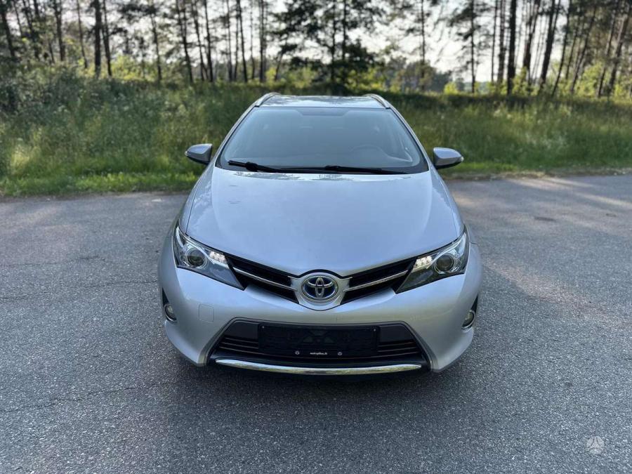 Grey Toyota Auris 2015 in Ukmerge, with an engine capacity of 1.80 L and mileage of 234 thousand km for 8250 €, photo 3 on AUTOMOTO.COM.LV