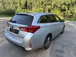 Grey Toyota Auris 2015 in Ukmerge, with an engine capacity of 1.80 L and mileage of 234 thousand km for 8250 €, photo 5 on AUTOMOTO.COM.LV