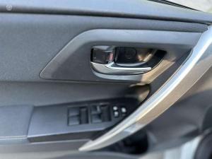 Grey Toyota Auris 2015 in Ukmerge, with an engine capacity of 1.80 L and mileage of 234 thousand km for 8250 €, photo 14 on AUTOMOTO.COM.LV