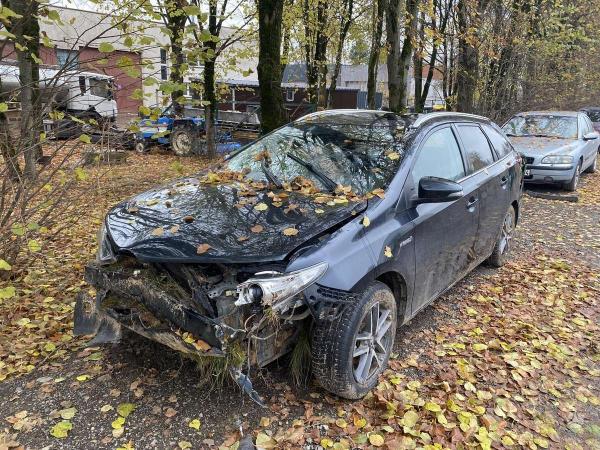 Pelēks Toyota Auris 2015 Viļņa, ar dzinēja tilpumu 1.80 L un nobraukumu 190 tūkst. km par 2500 €, foto 1 vietnē AUTOMOTO.COM.LV