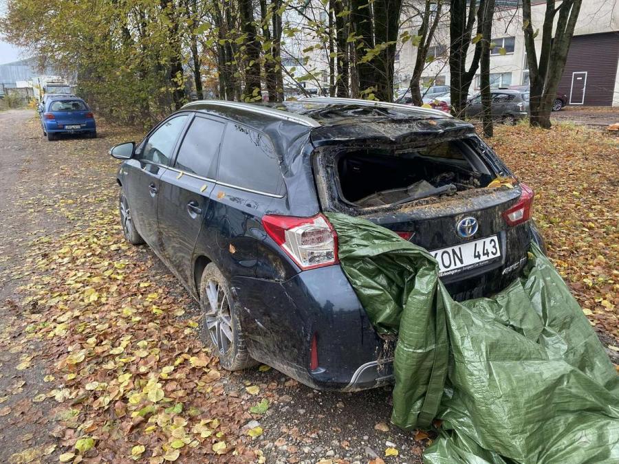 Pelēks Toyota Auris 2015 Viļņa, ar dzinēja tilpumu 1.80 L un nobraukumu 190 tūkst. km par 2500 €, foto 3 vietnē AUTOMOTO.COM.LV