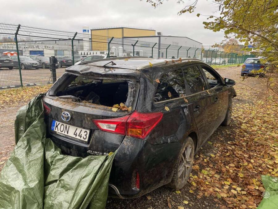 Pelēks Toyota Auris 2015 Viļņa, ar dzinēja tilpumu 1.80 L un nobraukumu 190 tūkst. km par 2500 €, foto 4 vietnē AUTOMOTO.COM.LV