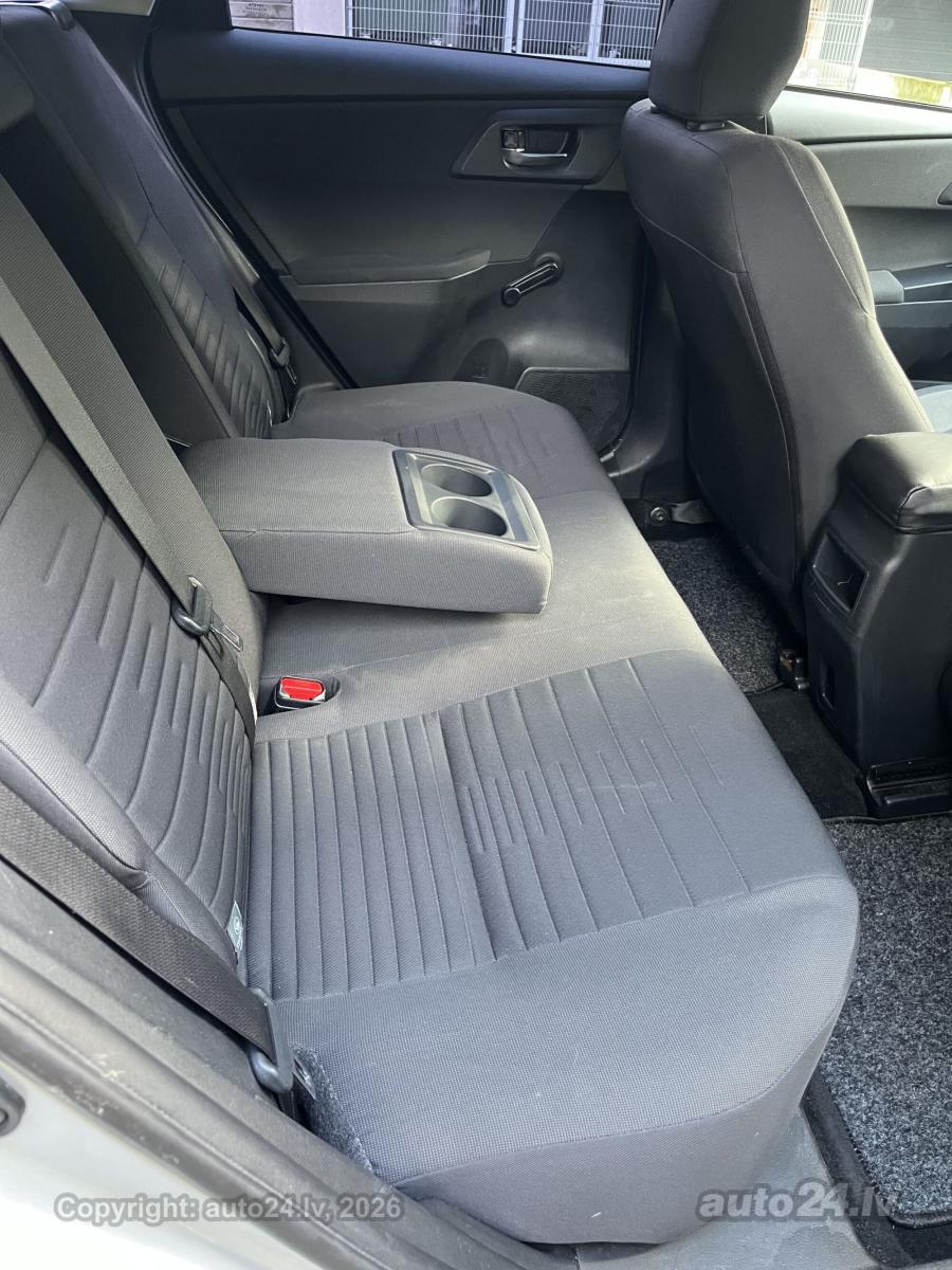 Pelēks Toyota Auris 2015 Tallina, ar dzinēja tilpumu 1.60 L un nobraukumu 220 tūkst. km par 7500 €, foto 4 vietnē AUTOMOTO.COM.LV