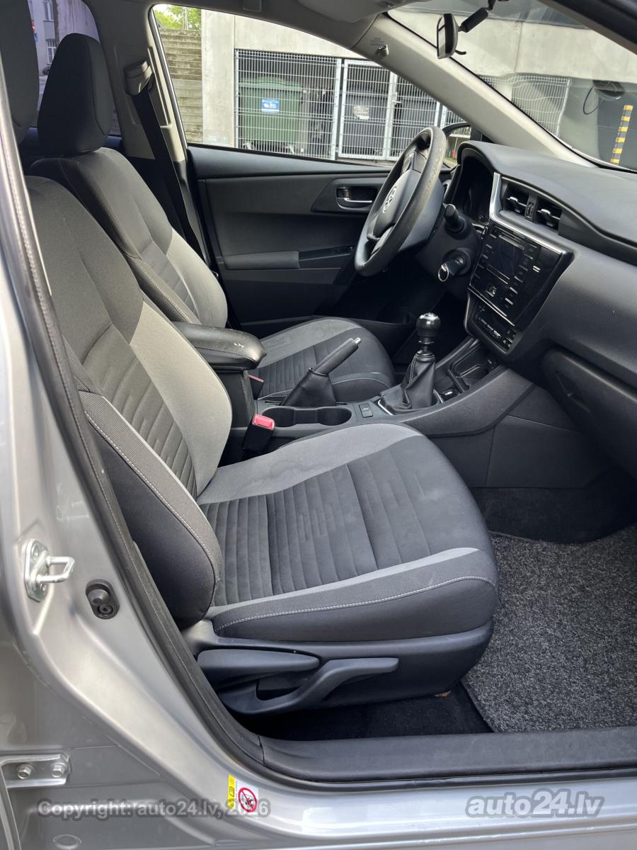 Pelēks Toyota Auris 2015 Tallina, ar dzinēja tilpumu 1.60 L un nobraukumu 220 tūkst. km par 7500 €, foto 5 vietnē AUTOMOTO.COM.LV