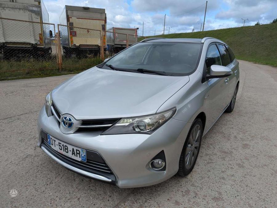 Grey Toyota Auris 2015 in Vilnius, with an engine capacity of 1.80 L and mileage of 254 thousand km for 8500 €, photo 1 on AUTOMOTO.COM.LV
