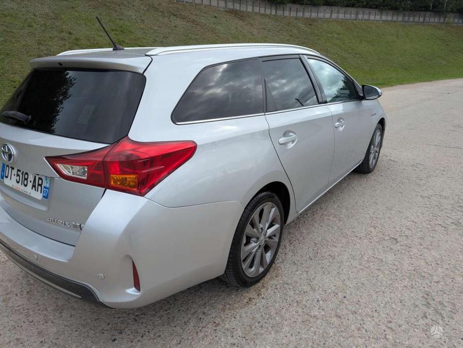 Grey Toyota Auris 2015 in Vilnius, with an engine capacity of 1.80 L and mileage of 254 thousand km for 8500 €, photo 3 on AUTOMOTO.COM.LV
