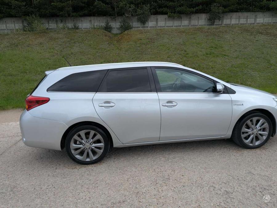 Grey Toyota Auris 2015 in Vilnius, with an engine capacity of 1.80 L and mileage of 254 thousand km for 8500 €, photo 6 on AUTOMOTO.COM.LV