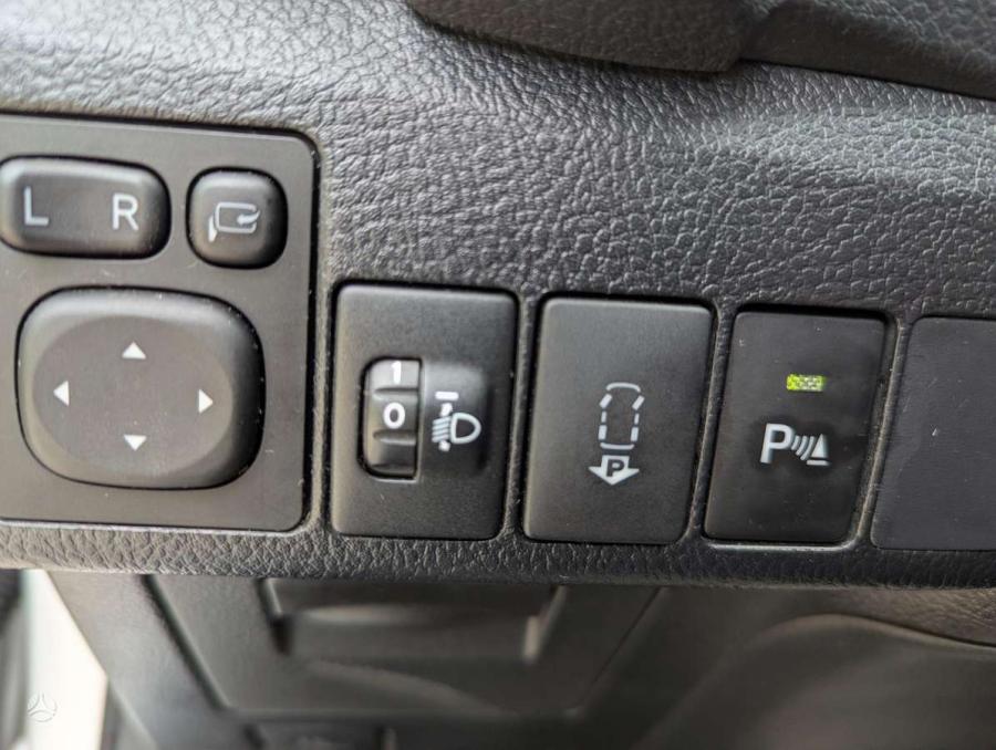 Grey Toyota Auris 2015 in Vilnius, with an engine capacity of 1.80 L and mileage of 254 thousand km for 8500 €, photo 10 on AUTOMOTO.COM.LV