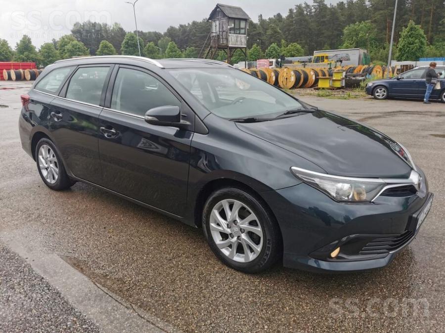 Grey Toyota Auris 2016 in Valmiera, with an engine capacity of 1.60 L and mileage of 150 thousand km for 6800 €, photo 1 on AUTOMOTO.COM.LV