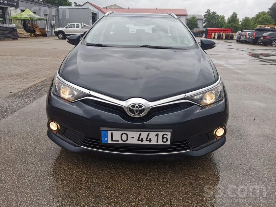 Grey Toyota Auris 2016 in Valmiera, with an engine capacity of 1.60 L and mileage of 150 thousand km for 6800 €, photo 2 on AUTOMOTO.COM.LV