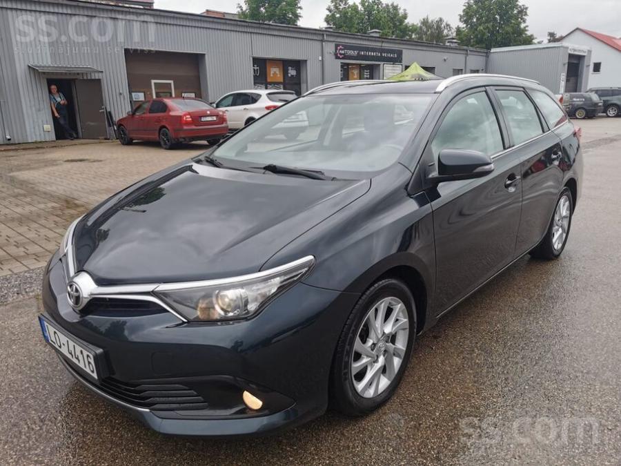 Grey Toyota Auris 2016 in Valmiera, with an engine capacity of 1.60 L and mileage of 150 thousand km for 6800 €, photo 3 on AUTOMOTO.COM.LV