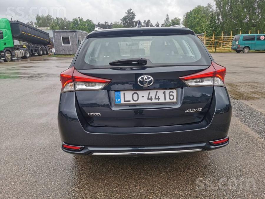 Grey Toyota Auris 2016 in Valmiera, with an engine capacity of 1.60 L and mileage of 150 thousand km for 6800 €, photo 7 on AUTOMOTO.COM.LV