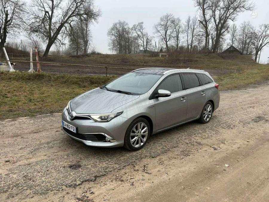 Pelēks Toyota Auris 2016 Viļņa, ar dzinēja tilpumu 1.80 L un nobraukumu 227 tūkst. km par 9300 €, foto 1 vietnē AUTOMOTO.COM.LV