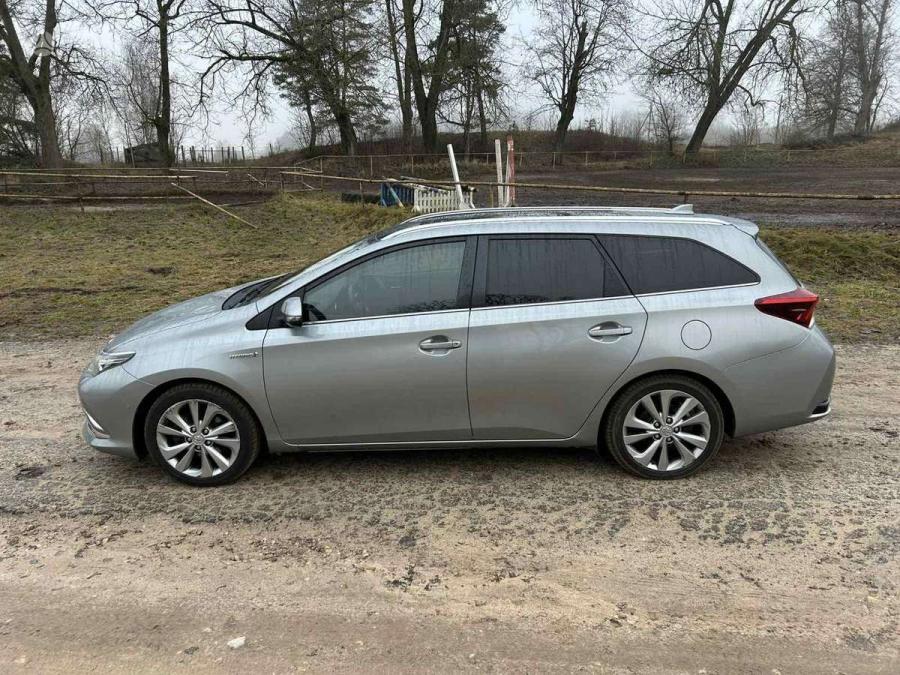 Pelēks Toyota Auris 2016 Viļņa, ar dzinēja tilpumu 1.80 L un nobraukumu 227 tūkst. km par 9300 €, foto 2 vietnē AUTOMOTO.COM.LV
