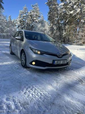 Pelēks Toyota Auris 2016 Viļņa, ar dzinēja tilpumu 1.36 L un nobraukumu 307 tūkst. km par 6600 €, foto  vietnē AUTOMOTO.COM.LV