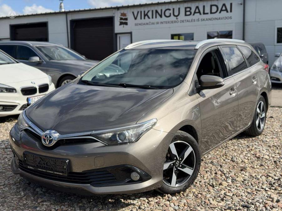 Grey Toyota Auris 2016 in Kaunas, with an engine capacity of 1.80 L and mileage of 270 thousand km for 7890 €, photo 4 on AUTOMOTO.COM.LV