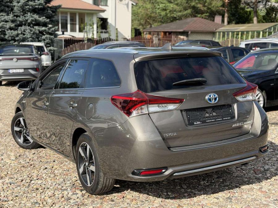 Grey Toyota Auris 2016 in Kaunas, with an engine capacity of 1.80 L and mileage of 270 thousand km for 7890 €, photo 5 on AUTOMOTO.COM.LV