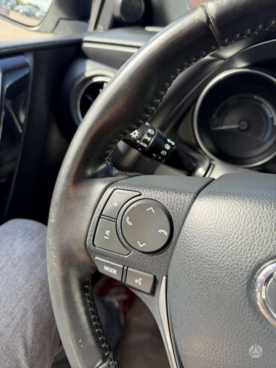 Grey Toyota Auris 2016 in Kaunas, with an engine capacity of 1.80 L and mileage of 270 thousand km for 7890 €, photo 12 on AUTOMOTO.COM.LV