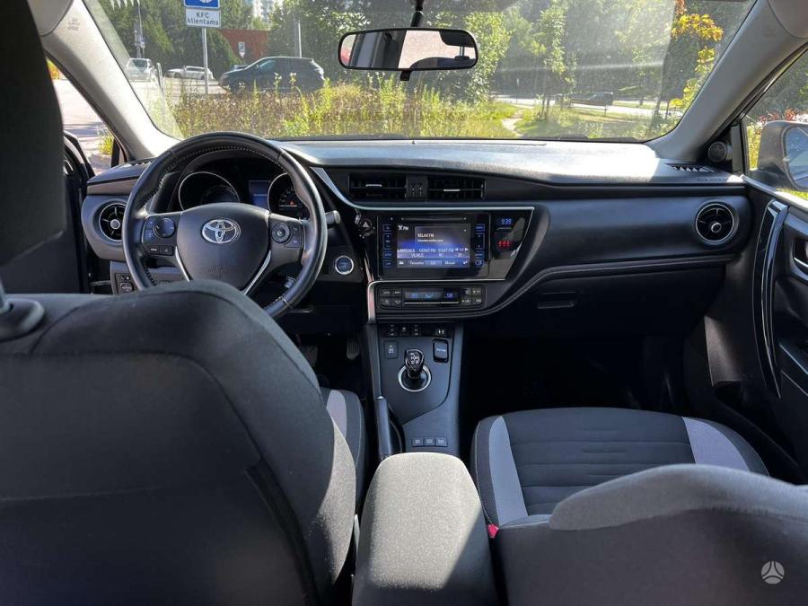 Pelēks Toyota Auris 2016 Viļņa, ar dzinēja tilpumu 1.80 L un nobraukumu 133 tūkst. km par 12400 €, foto 4 vietnē AUTOMOTO.COM.LV