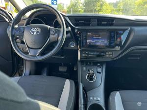 Pelēks Toyota Auris 2016 Viļņa, ar dzinēja tilpumu 1.80 L un nobraukumu 133 tūkst. km par 12400 €, foto 7 vietnē AUTOMOTO.COM.LV