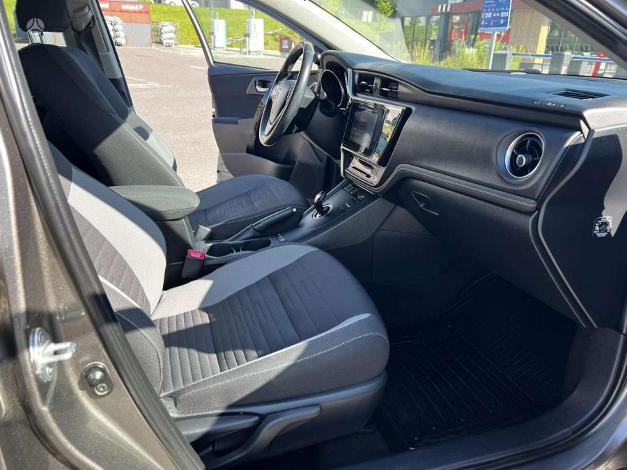 Pelēks Toyota Auris 2016 Viļņa, ar dzinēja tilpumu 1.80 L un nobraukumu 133 tūkst. km par 12400 €, foto 8 vietnē AUTOMOTO.COM.LV