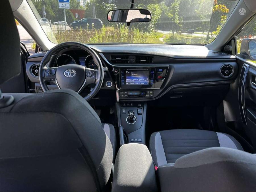 Pelēks Toyota Auris 2016 Viļņa, ar dzinēja tilpumu 1.80 L un nobraukumu 133 tūkst. km par 12400 €, foto 18 vietnē AUTOMOTO.COM.LV