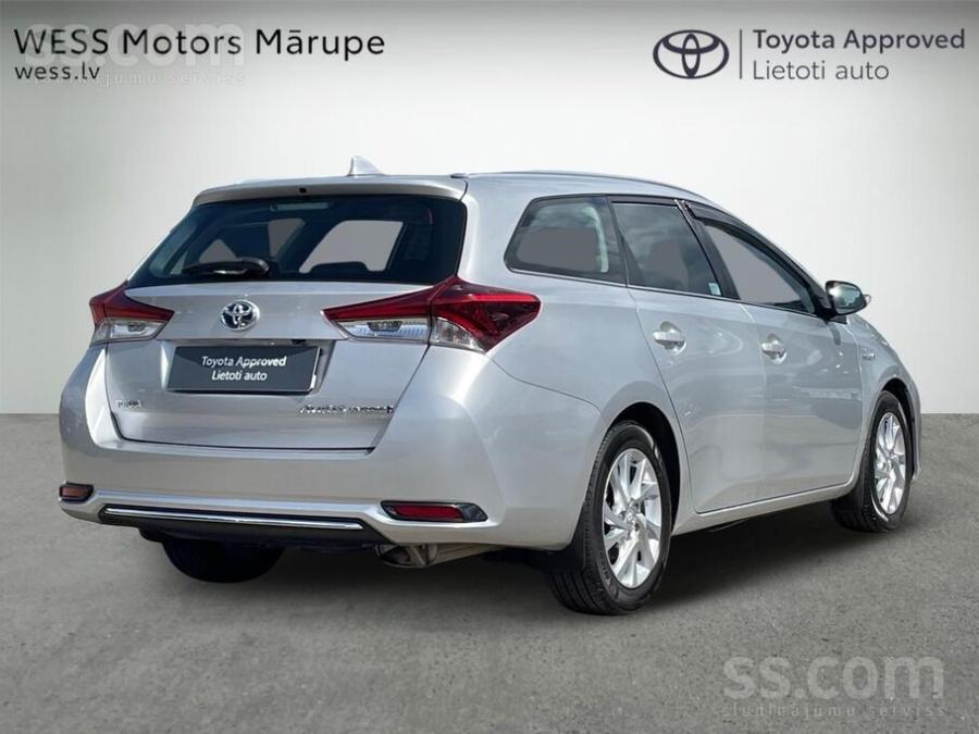 Grey Toyota Auris 2016 in Riga, with an engine capacity of 1.80 L and mileage of 135 thousand km for 12990 €, photo 3 on AUTOMOTO.COM.LV
