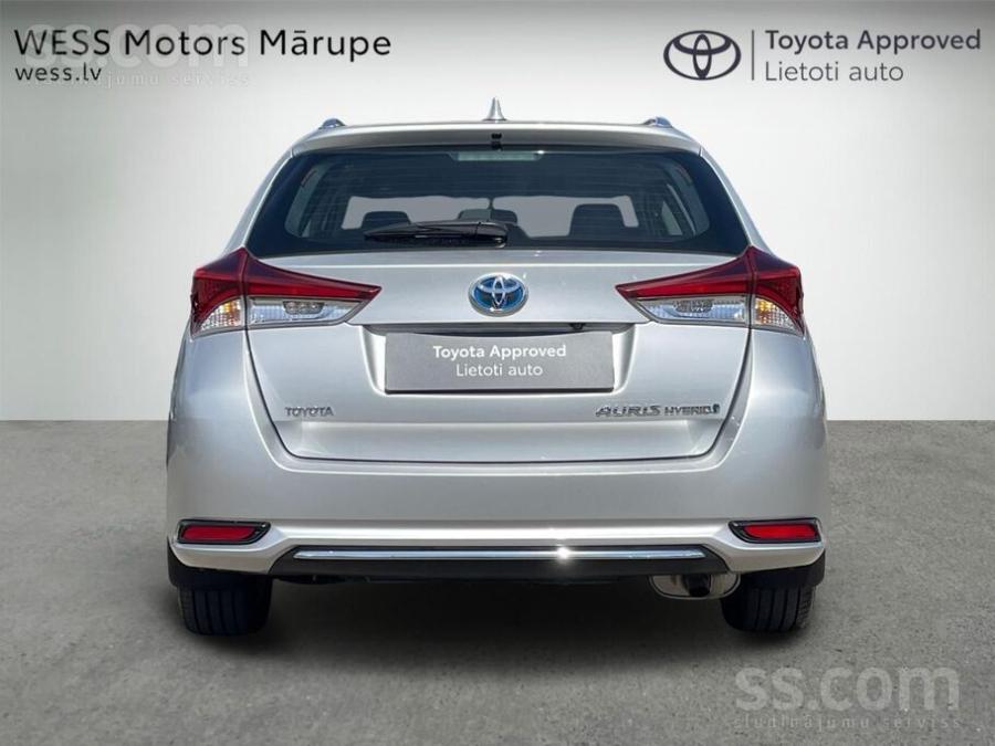 Grey Toyota Auris 2016 in Riga, with an engine capacity of 1.80 L and mileage of 135 thousand km for 12990 €, photo 5 on AUTOMOTO.COM.LV