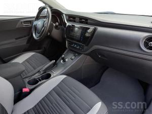 Grey Toyota Auris 2016 in Riga, with an engine capacity of 1.80 L and mileage of 135 thousand km for 12990 €, photo 7 on AUTOMOTO.COM.LV