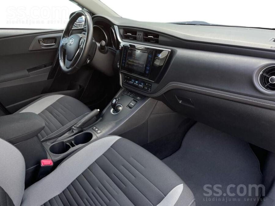 Grey Toyota Auris 2016 in Riga, with an engine capacity of 1.80 L and mileage of 135 thousand km for 12990 €, photo 7 on AUTOMOTO.COM.LV