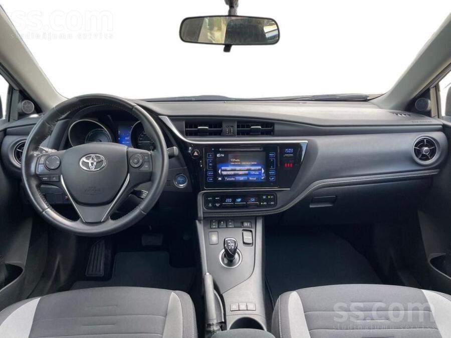 Grey Toyota Auris 2016 in Riga, with an engine capacity of 1.80 L and mileage of 135 thousand km for 12990 €, photo 9 on AUTOMOTO.COM.LV